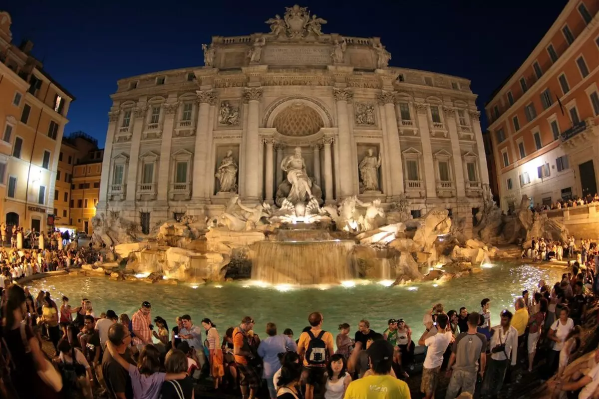 Agorodd Trevi Fountain yn Rhufain ar ôl ei atgyweirio