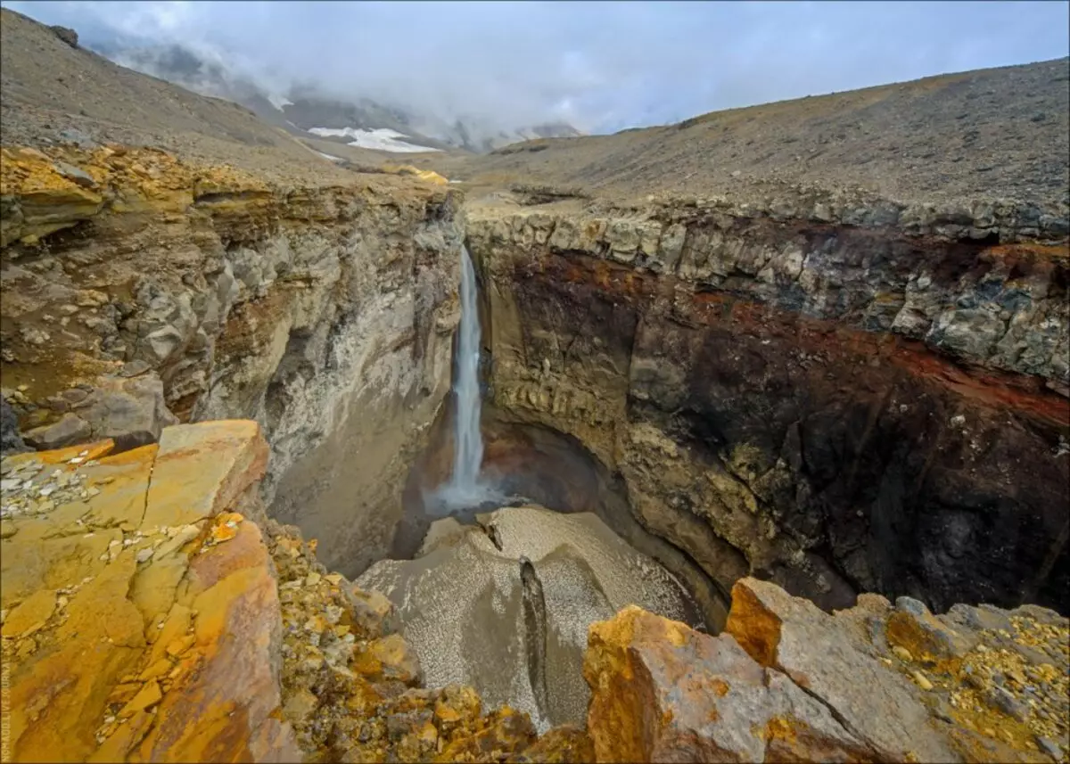 Kamchatka waxaa ku jiray laba dhulgariir oo isku xigta