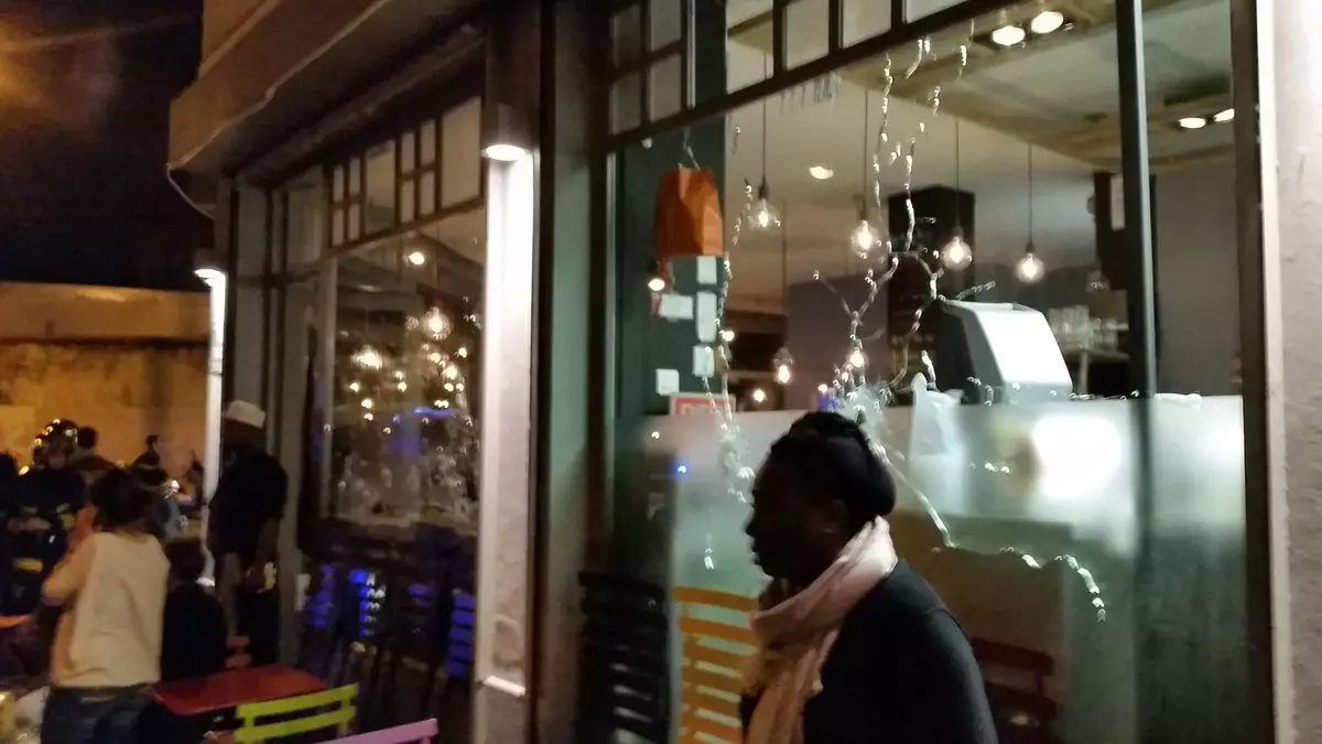 Qu'est-ce qui est au courant d'une série d'attaques terroristes à Paris