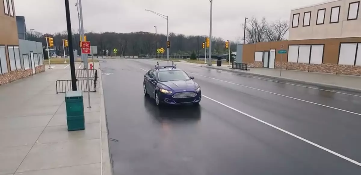 Vîdeo: Bajarê çolê ji bo ceribandina otomobîlên bêman