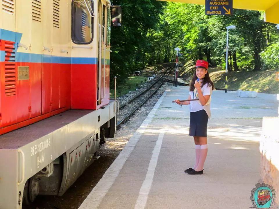 Sader vetë: Si fëmijët punojnë në hekurudhë në Hungari