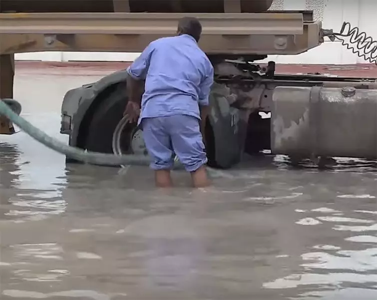 Duŝo en la dezerto: Kiel Drowned Qatar Drowned