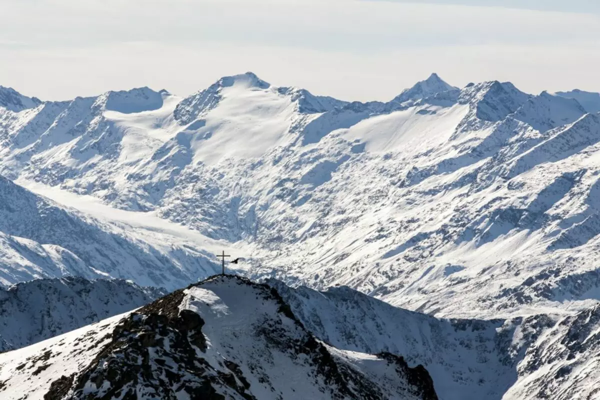 Snötillverkare lider av varmt väder i Alperna