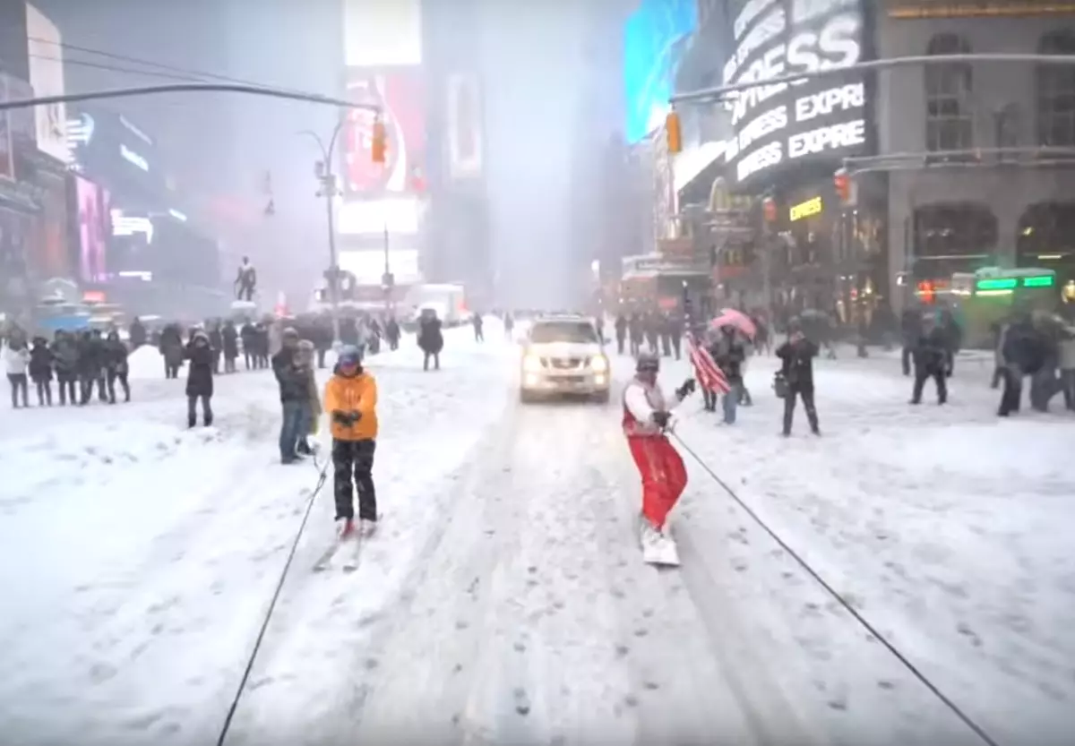 Físeán: Dorcha na póilíní ar chlár sneachta