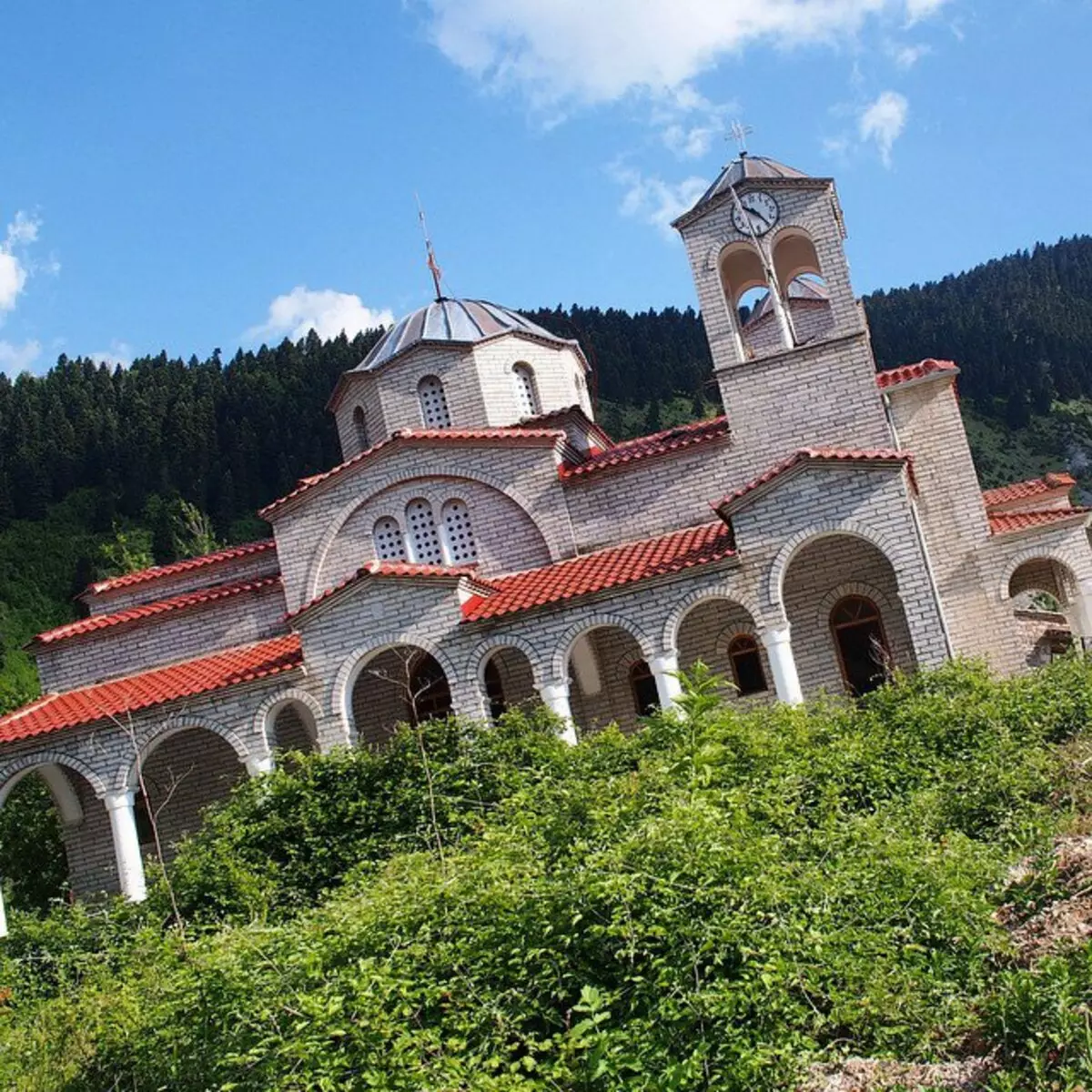 плъзга призрак село в планината