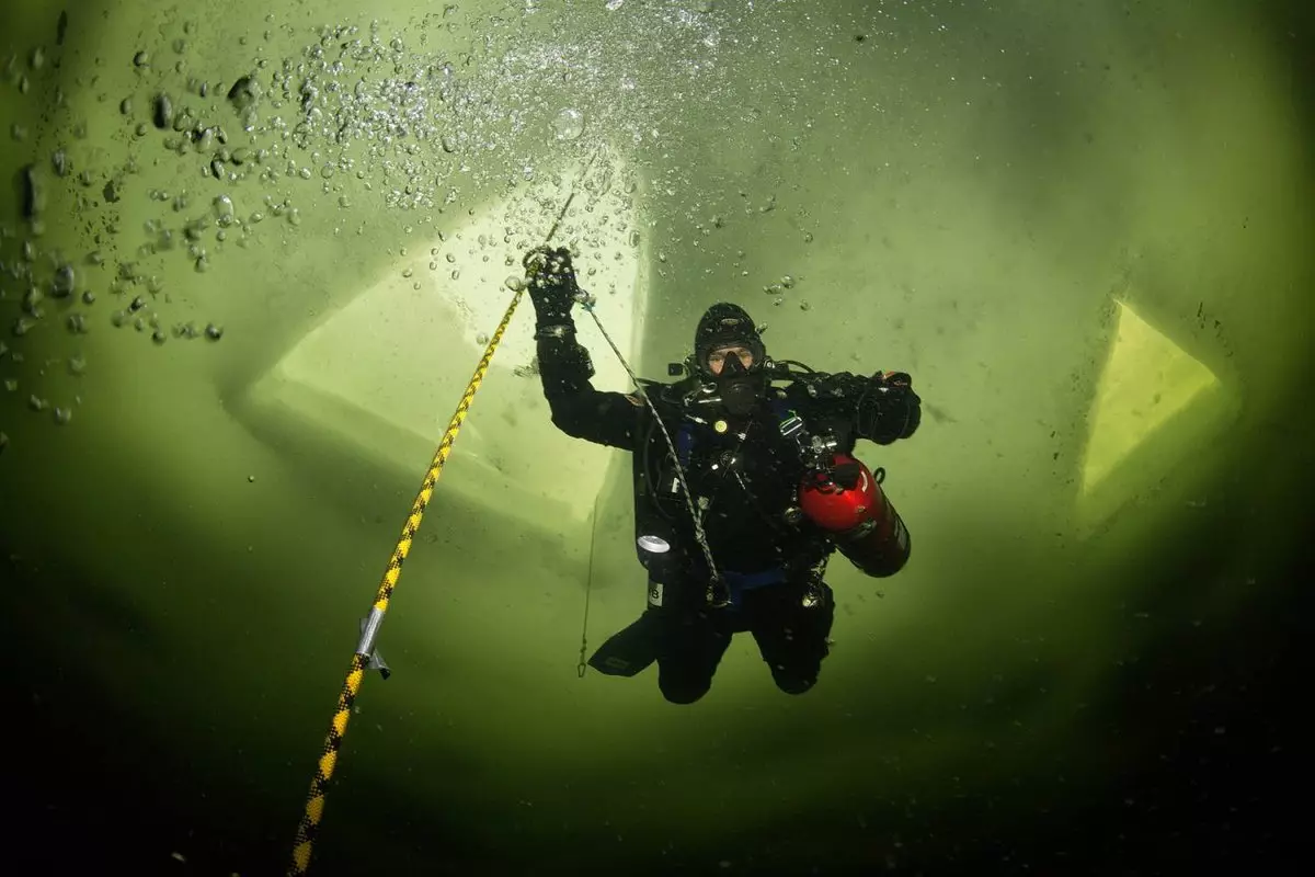 Los buzos rusos instalaron el récord mundial de buceo tratado.