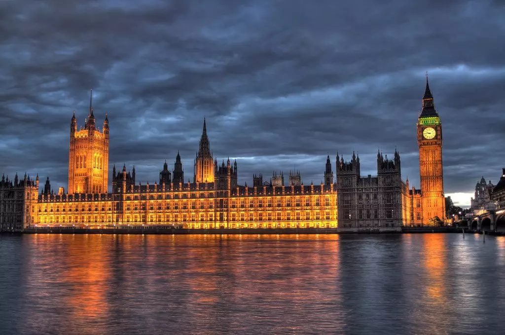 Ohun ti England ti o yatọ si lati UK