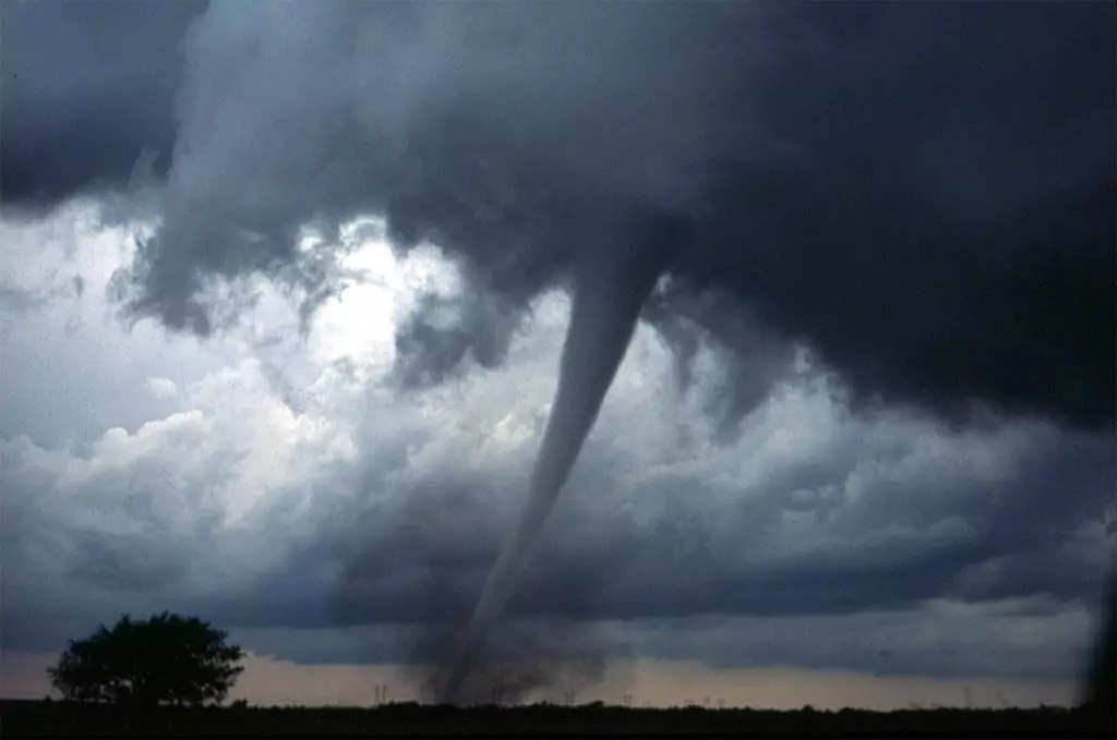 360 ° -Video Tornado nyob rau hauv lub teb chaws USA