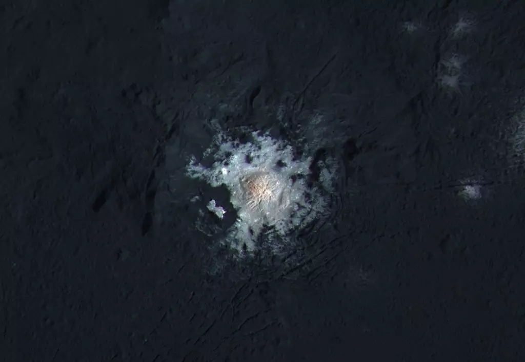 ټوټې، Craters او یخ: ټول Ceres Riddles