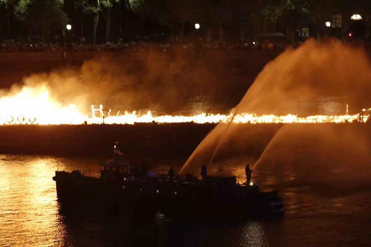 London brenndi risastórt afrit af borginni: Video