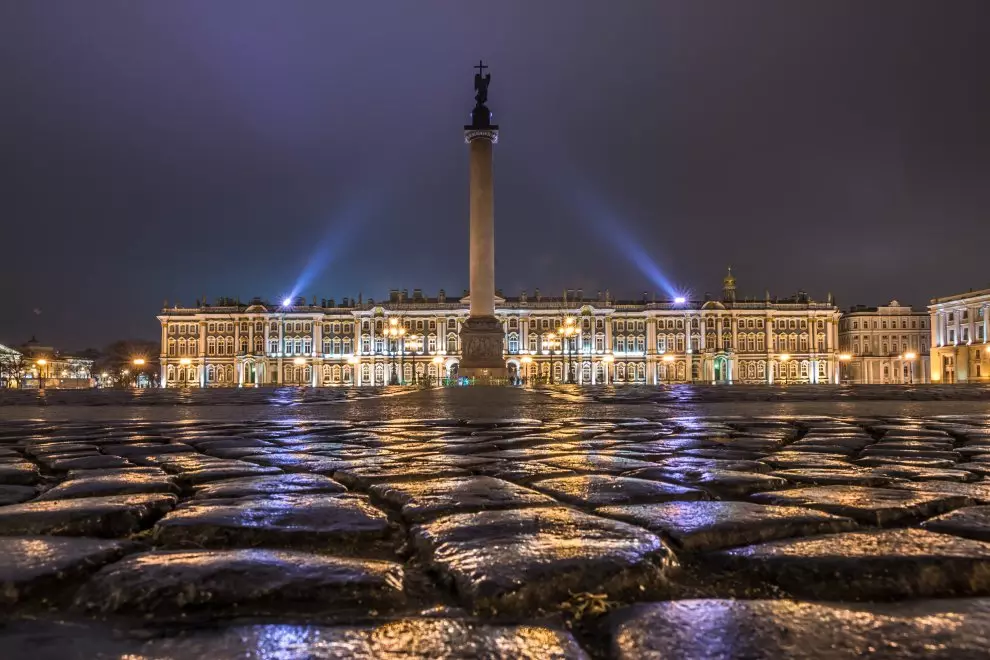 Turisté rozebírají palácové náměstí pro suvenýry