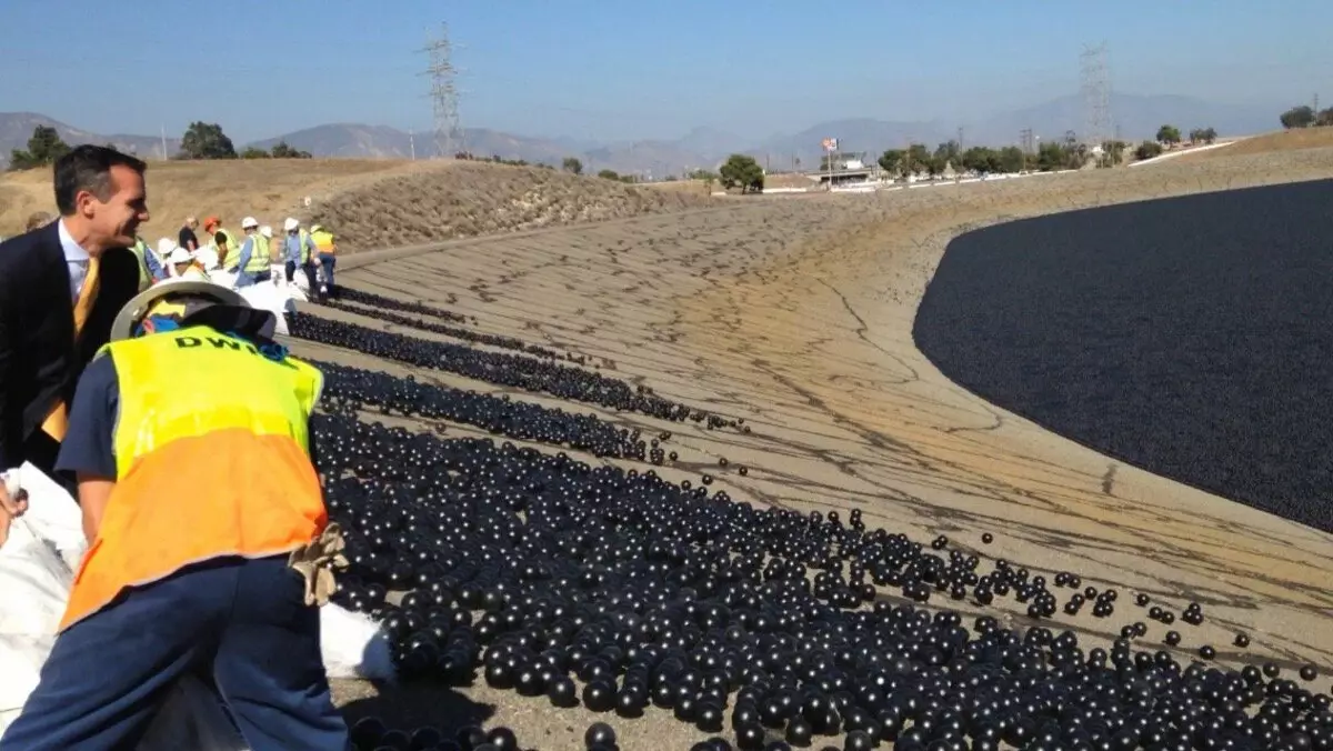 96 millóns de bolas de plástico axudaron a California sobrevivir a seca