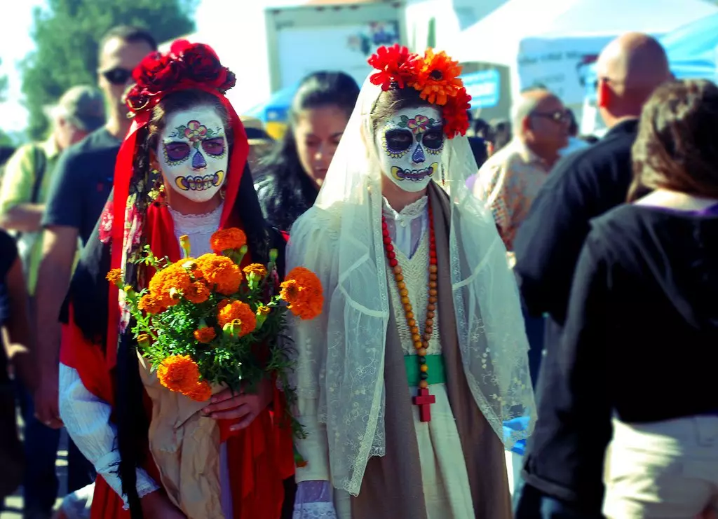 In Mexico, wachtend om de doden te bezoeken: foto en video