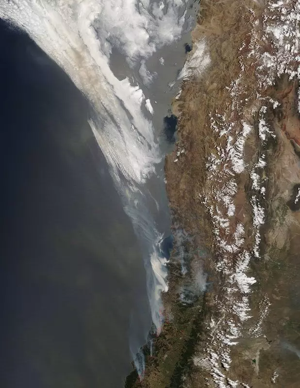 A aeronave cae no bosque toneladas de auga: vista desde o chan