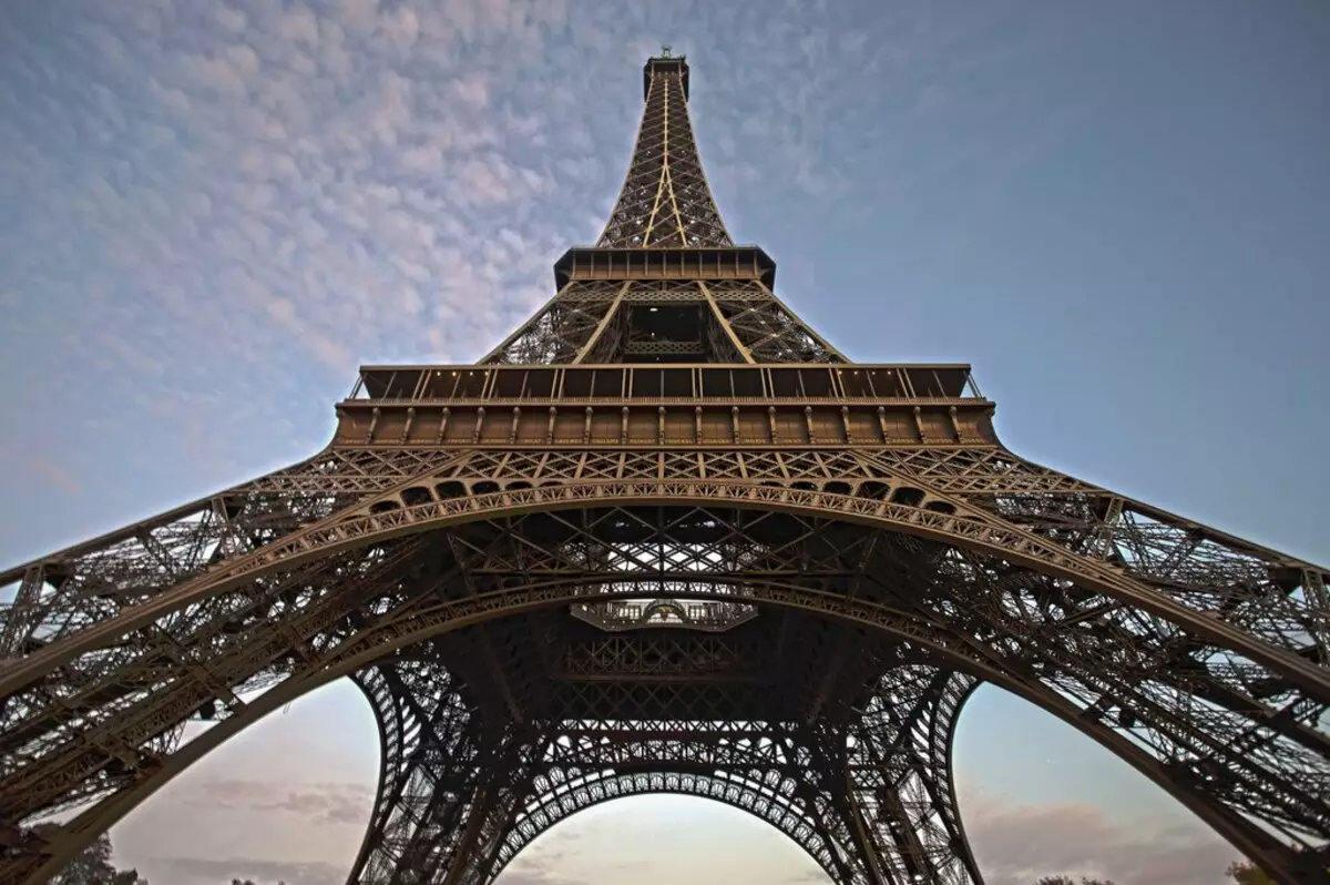 Eiffel Tower o loʻo siomia ai le tioata pupuʻu