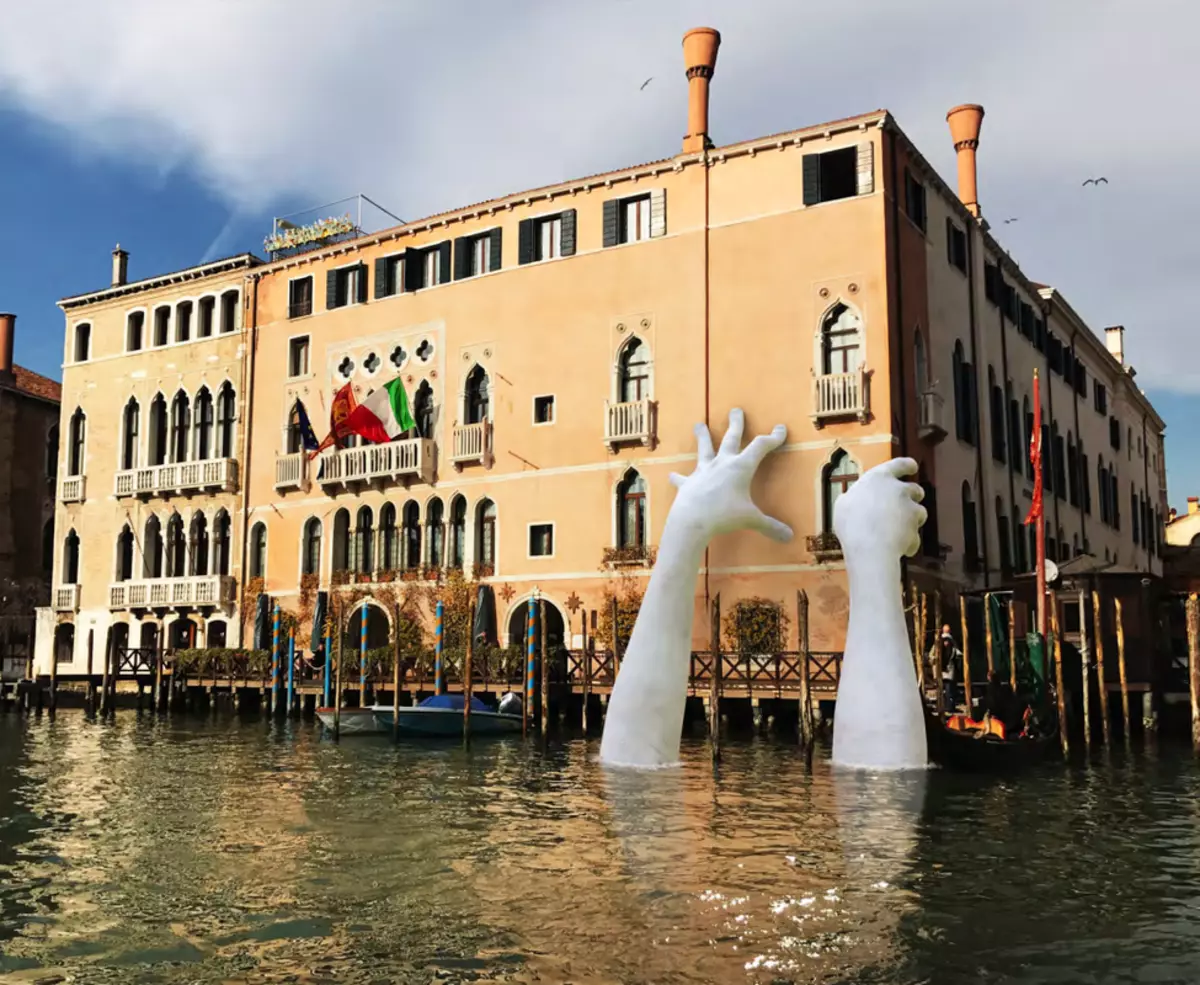 Manos arriba: Nueva escultura con un significado ansioso en Venecia