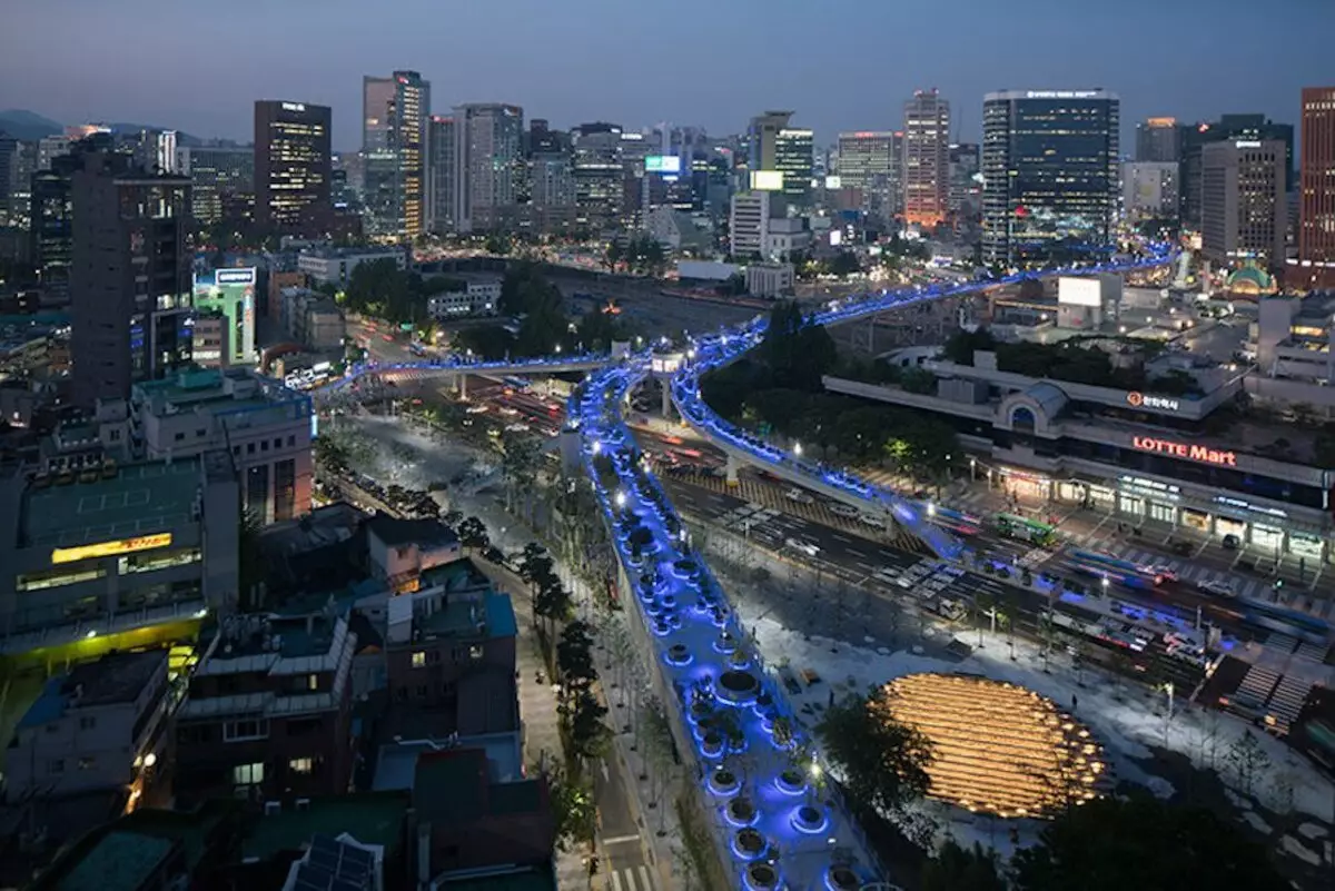 A park elikhulu kwisiza emendweni yangaphambili e Seoul: photo