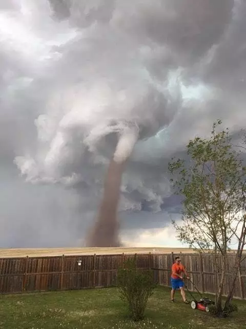 Tornado ma kienx jipprevjeni Kanadiż biex ikomplu ħsad-lawn