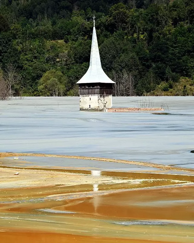 Toksično jezero prekriveno rumunjsko selo: foto i video