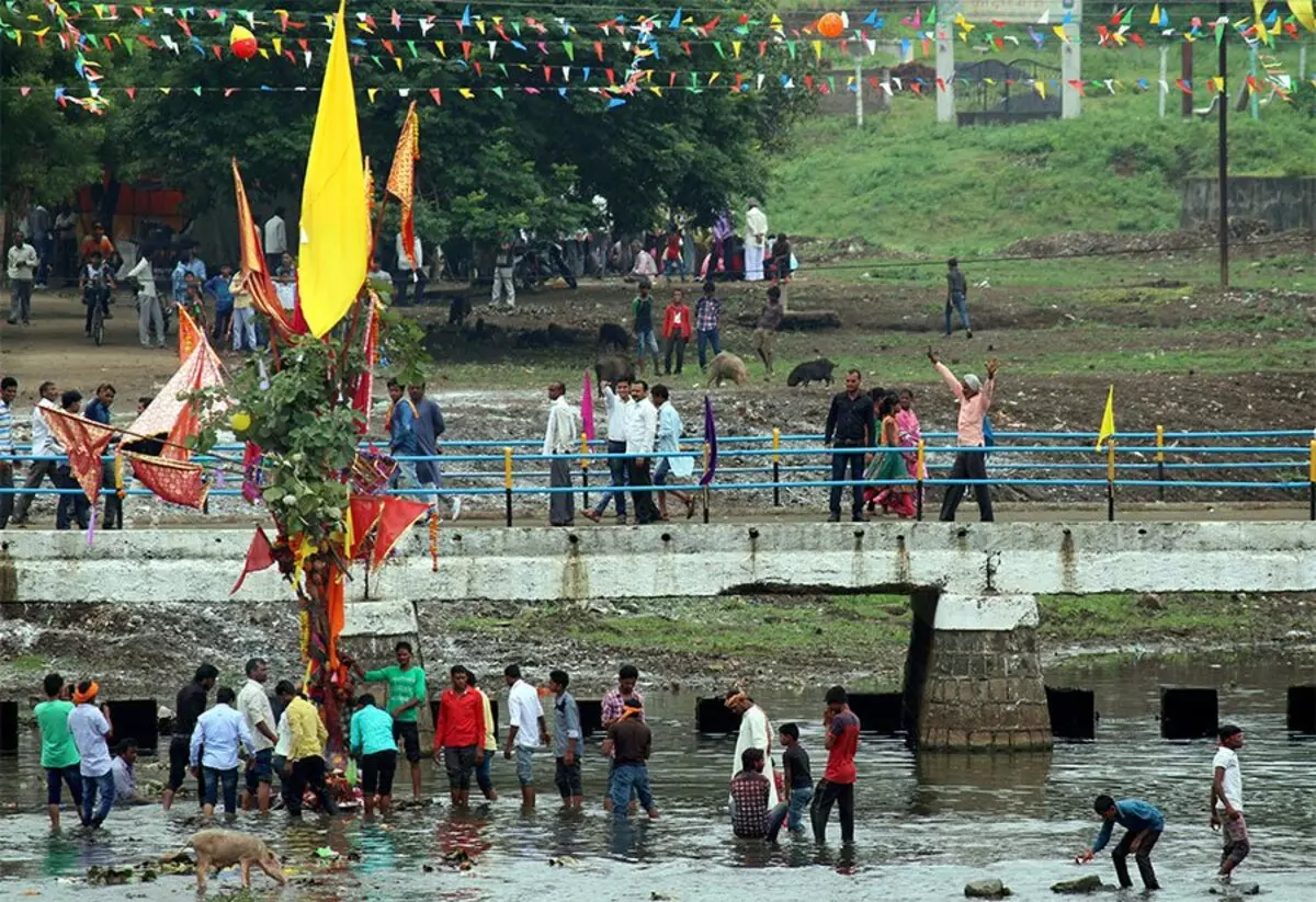 Nearly 500 people injured at the stones throwing festival in India