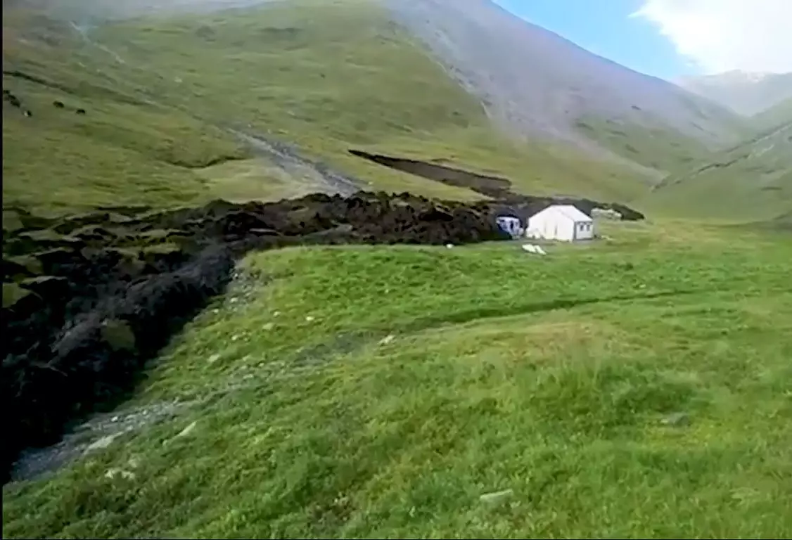 Larung tanah yang perlahan di China: Video