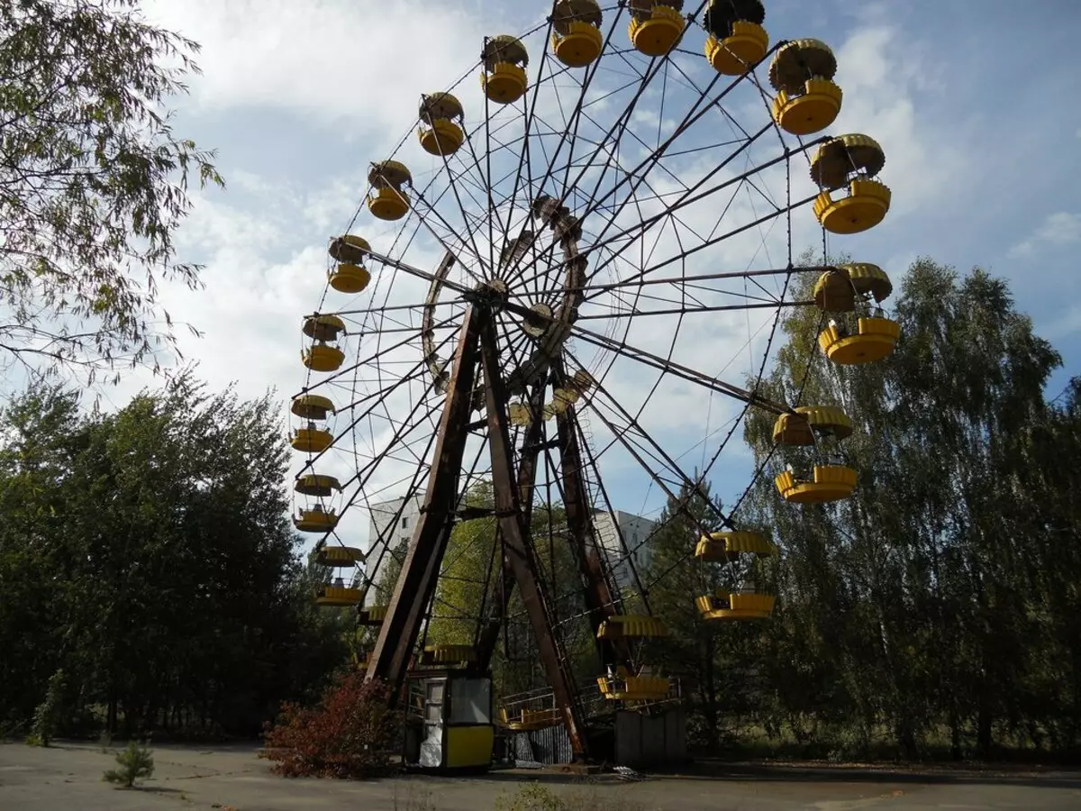 சுற்றுலா பயணிகள் கைமுறையாக Pripyat ஒரு பெர்ரிஸ் சக்கரம் தொடங்கினார்: வீடியோ