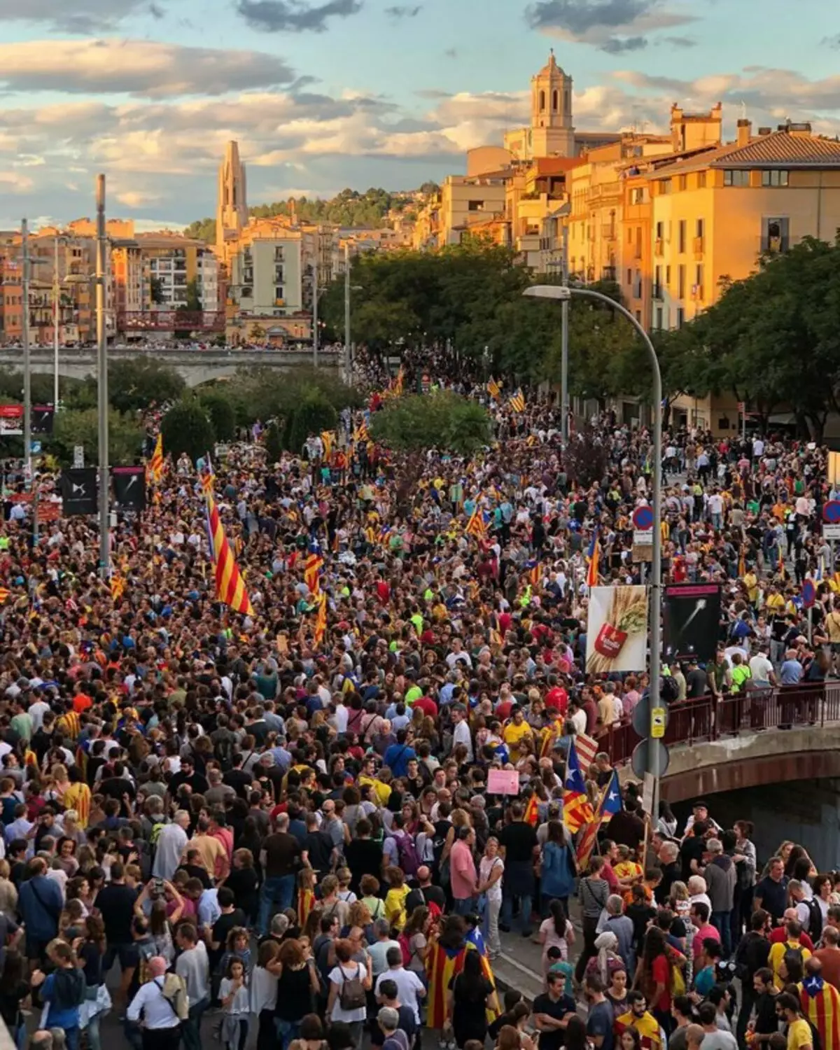 Catalonia ditutupi protes: Foto lan Video