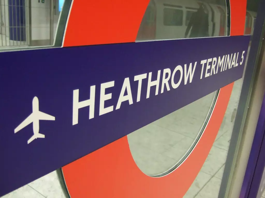 Wafanyakazi walipata gari la gari kwenye barabara na data ya siri ya uwanja wa ndege wa Heathrow