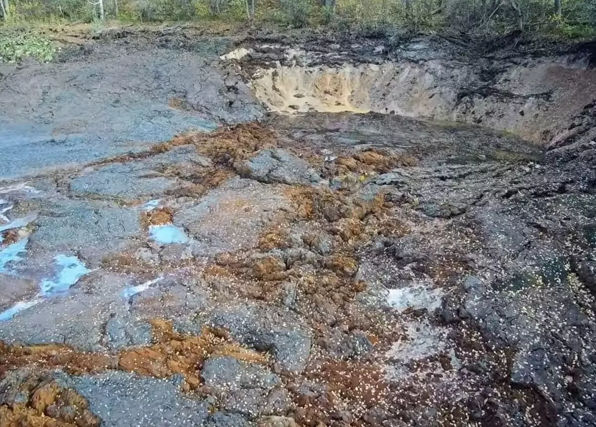 Lago en una profundidad de 20 metros izquierdo bajo tierra: video