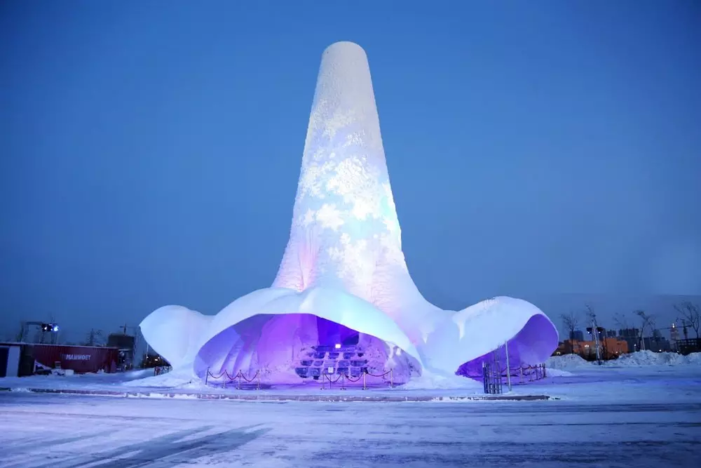 Harbin இல், ஒரு 31-மீட்டர் பனிக்கட்டி கோபுரம் கட்டப்பட்டது