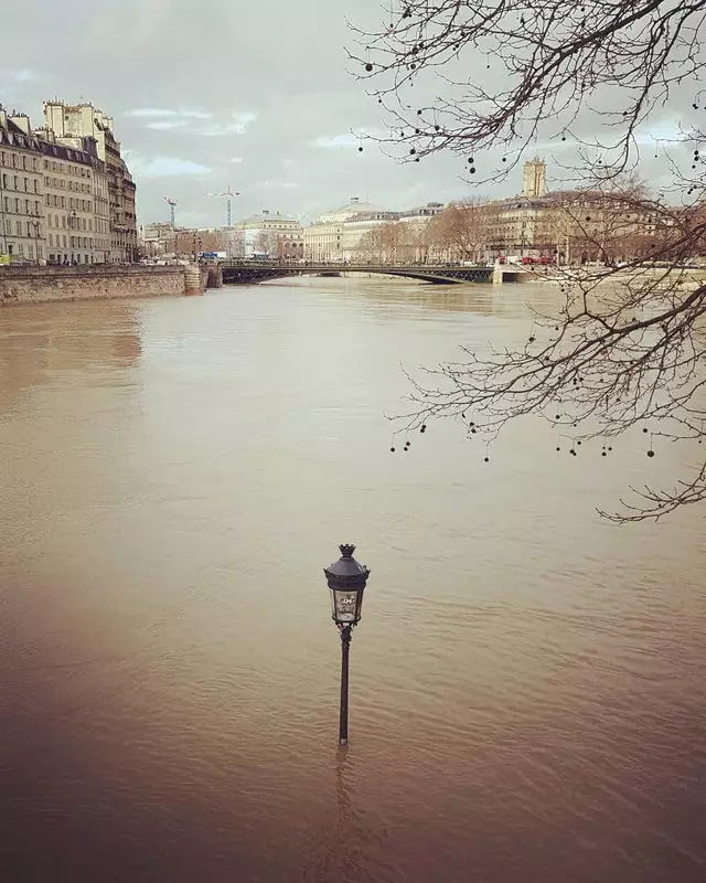 Òké iju mmiri na France: foto na video