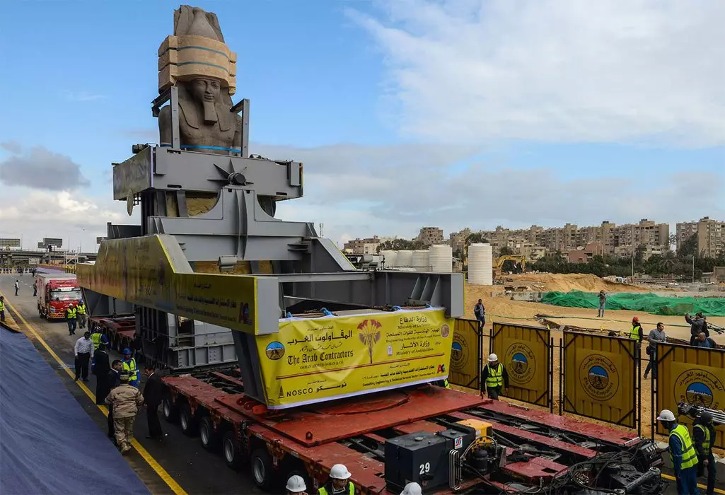 How 83-ton Statue of Ramses II Veguhestin: Vîdeo