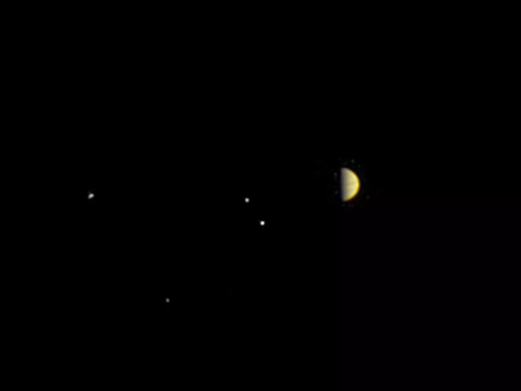 चार उपग्रहों के साथ बृहस्पति की अनूठी तस्वीर