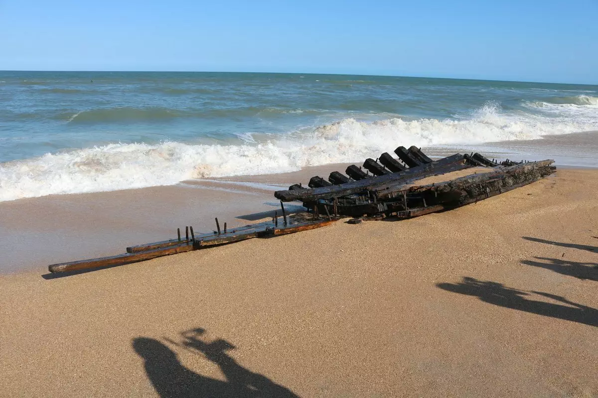 Op die strand in Florida gooi 'n fragment van 'n antieke verhuur