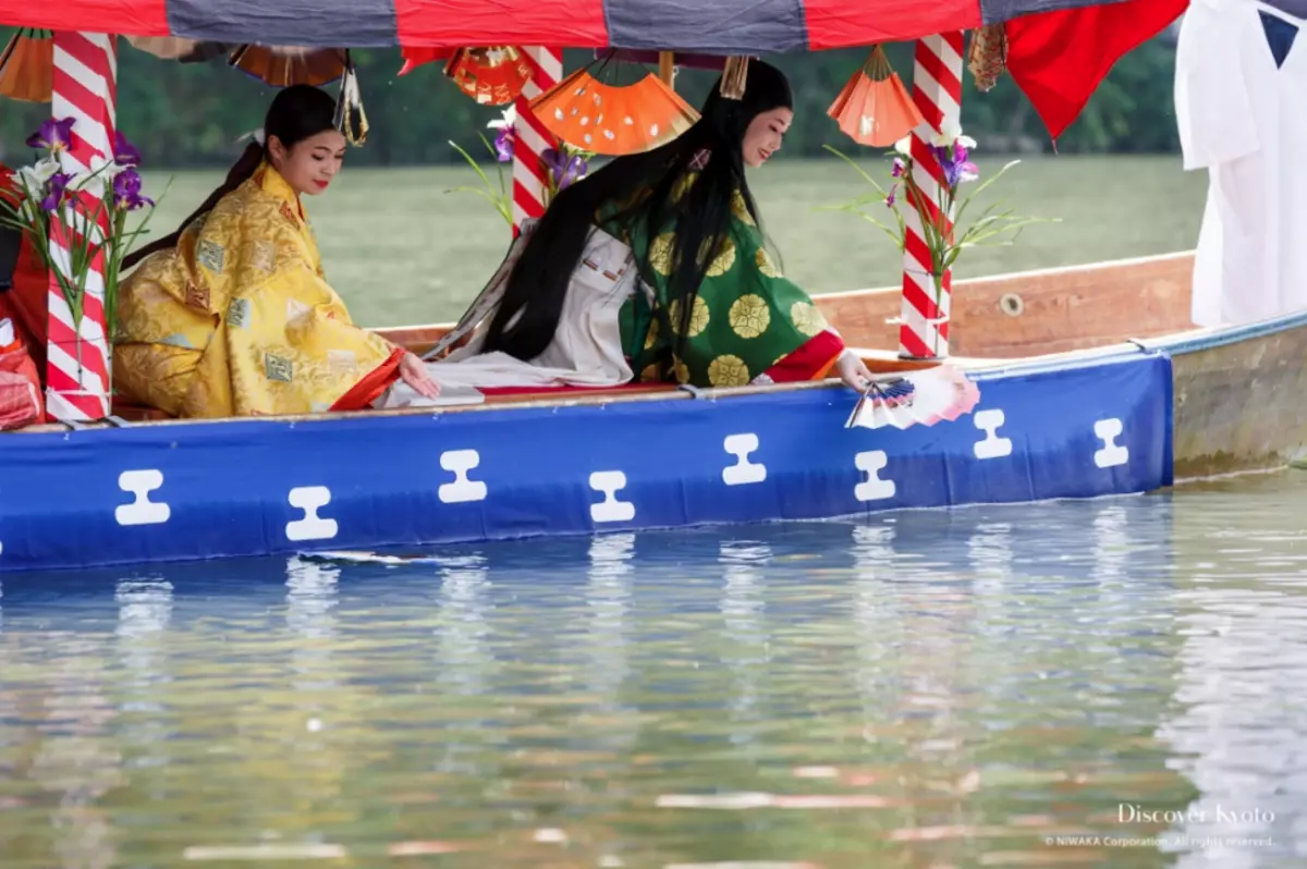 Desfile de barcos en Kioto: 1000 anos de beleza sobre a auga