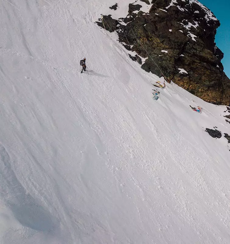 Skier Polainnis ar dtús ar fud an domhain shliocht ó bharr K2