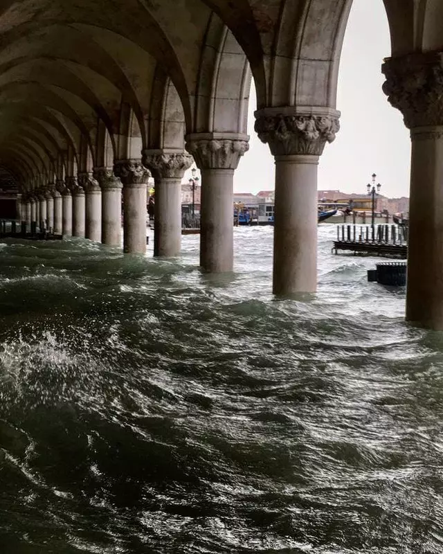 Uku kwata na Venice ya tafi karkashin ruwa