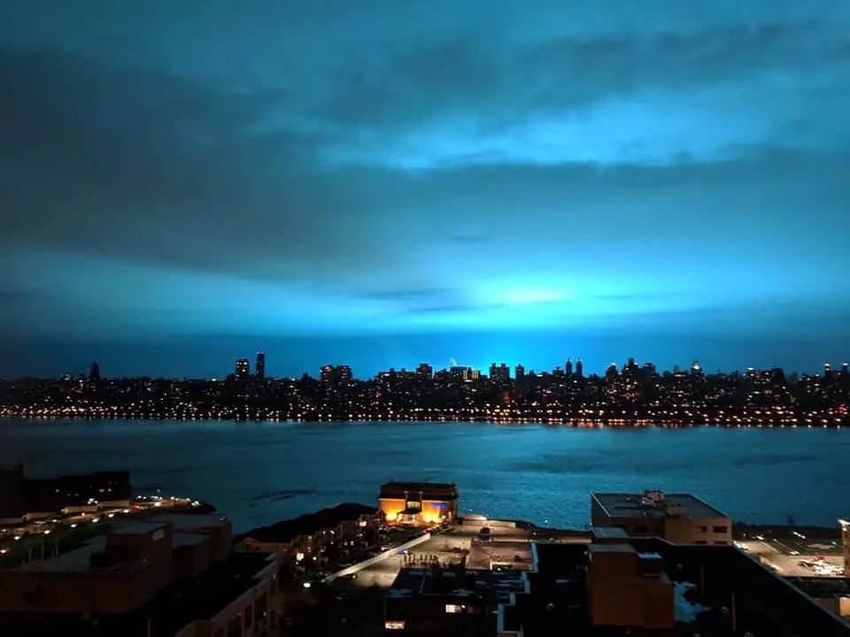 Blau resplendor al cel de Nova York: Com va ser?