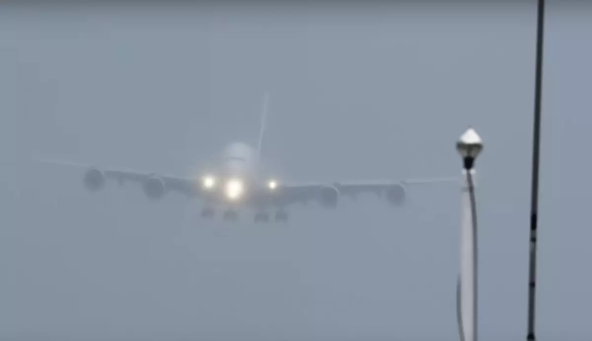 Airliner terbesar di dunia duduk di Angin Lateral: Video