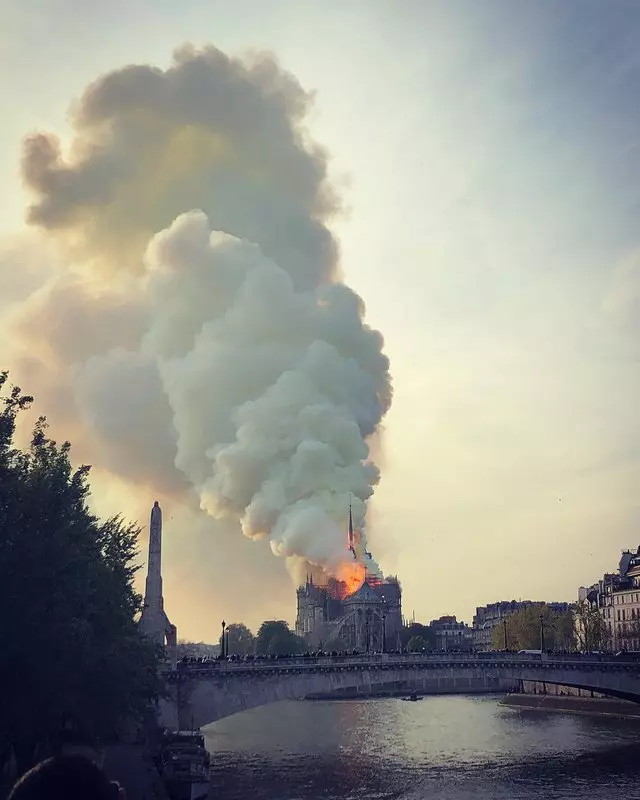 Brand i katedralen i Paris Vår dam: Foto och video