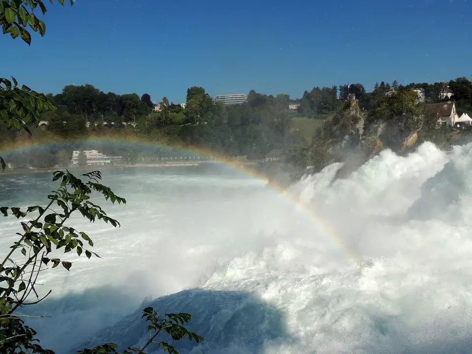 Kooxda dalxiiska ee 12 kun oo Shiinees ah oo ku dhex socda Switzerland. Tani waa rikoor waqtiga oo dhan!