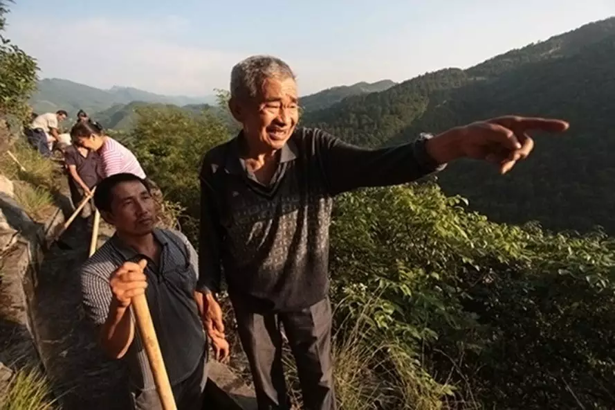 Pasundan cina ngaliwatan gunung ngalangkungan gunung sareng dikintunkeun cai ka kampung. Dekade tinggalkeun pikeun éta