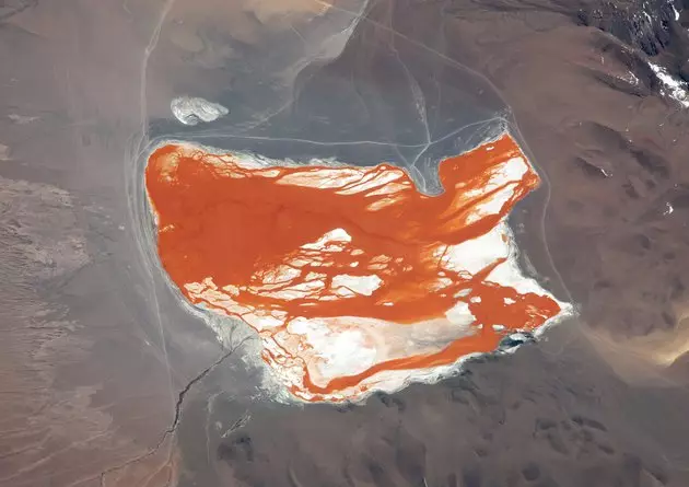 دریاچه قرمز در بولیوی، ISS-37.JPG