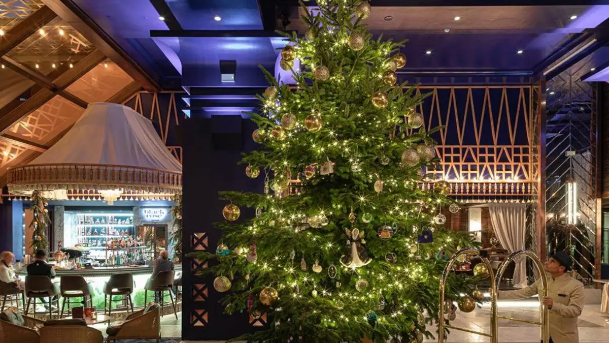 Vánoční strom v hotelu Kempinski
