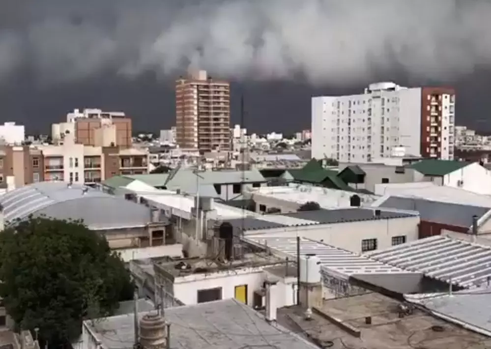 "La giornata si è trasformata nella notte." Città dell'Argentina ha coperto una potente tempesta di sandstorm