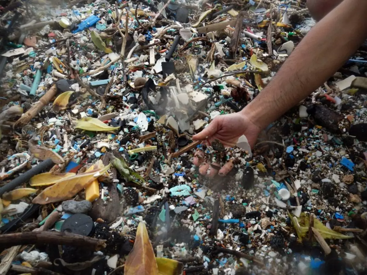 Zoals in Hawaï, vechten ze met plastic, draaien het paradijsstrand op een stortplaats