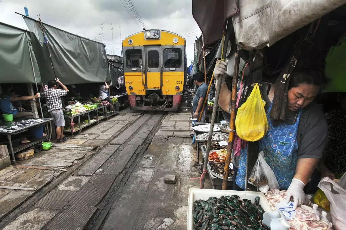 鉄道の真ん中のタイ市場はどのようにしていますか：ビデオ