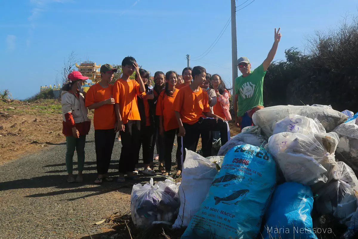 Surfist rûsî seyrangehên Girava Viyetnamî ji Garbage xilas dike