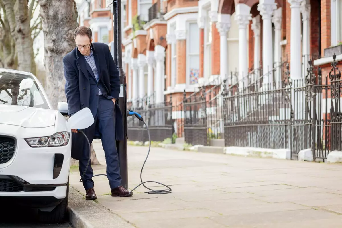 Street wabonakala eLondon, apho imali i electrocar evela sikagesi ngalinye