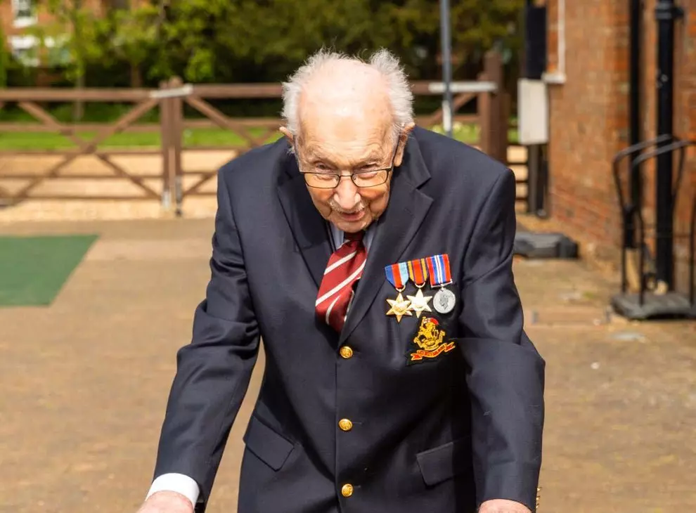 The 99-year-old Briton arranged a marathon on the walkers and gathered £ 12,000,000 to support doctors